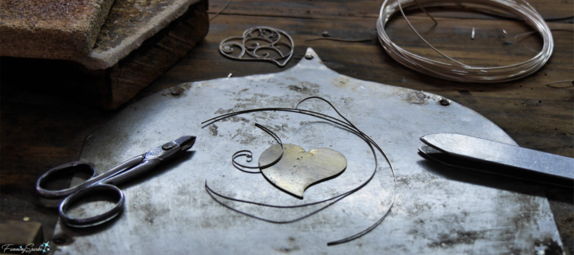 Making Curls and Swirls with a Filigree Master – FanningSparks